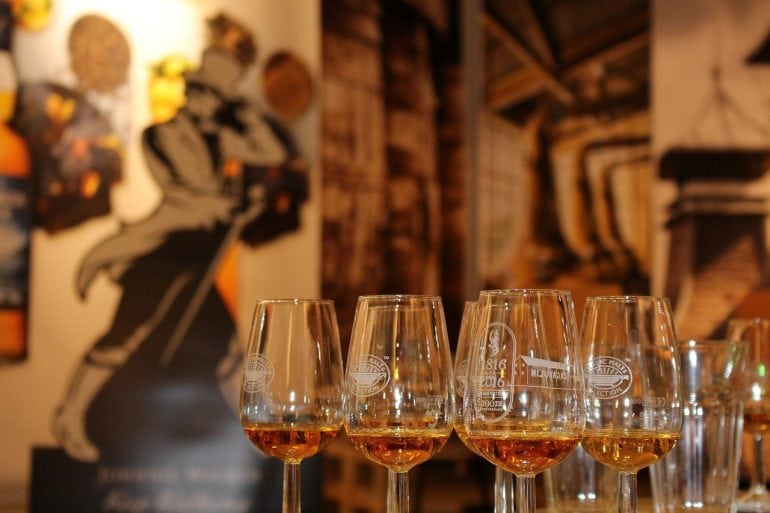 How To Taste Whiskey Like a Pro - WhiskeyBon